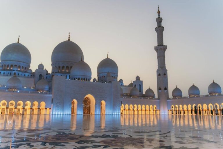 Sheikh Zayed Grand Mosque, Abu Dhabi – History, Architecture & Visitor ...